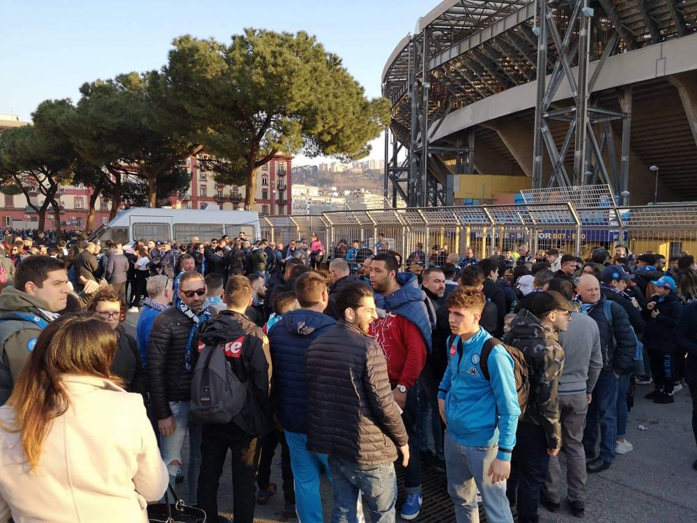 FOTO TN - Sale la febbre per Napoli-Juve: migliaia di tifosi già in ... FOTO TN - Sale la febbre per Napoli-Juve: migliaia di tifosi già in ...