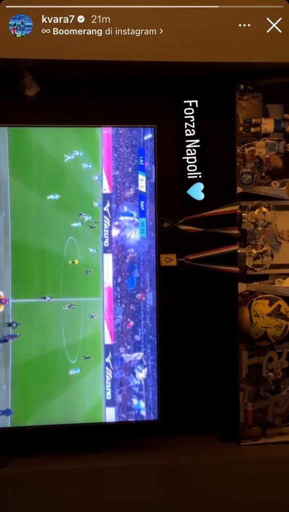 FOTO - "Forza Napoli!", Kvara fa il tifo per i compagni da casa